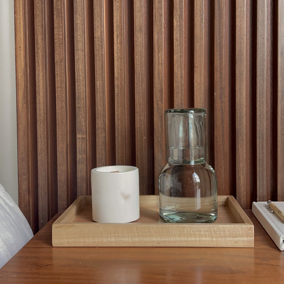 Jarra de Vidrio Soplado para Buró + Charola de Madera - Alternativa ...